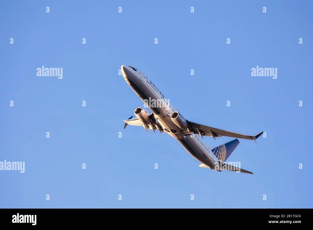 United Airlines Boeing 737 takeoff from Boston Stock Photo - Alamy
