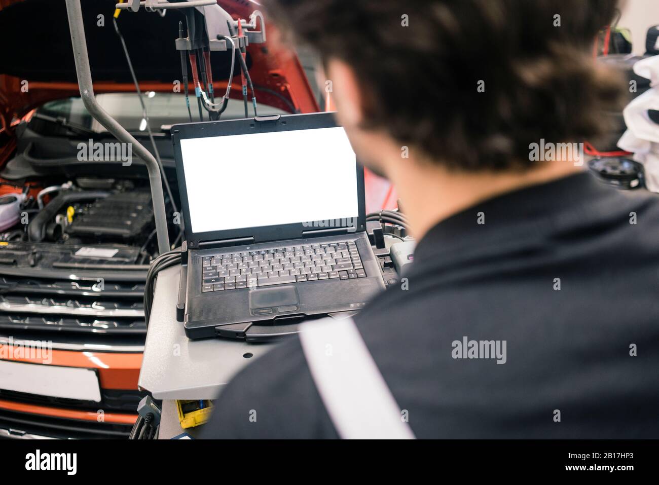 Car mechanic in a workshop using laptop Stock Photo - Alamy