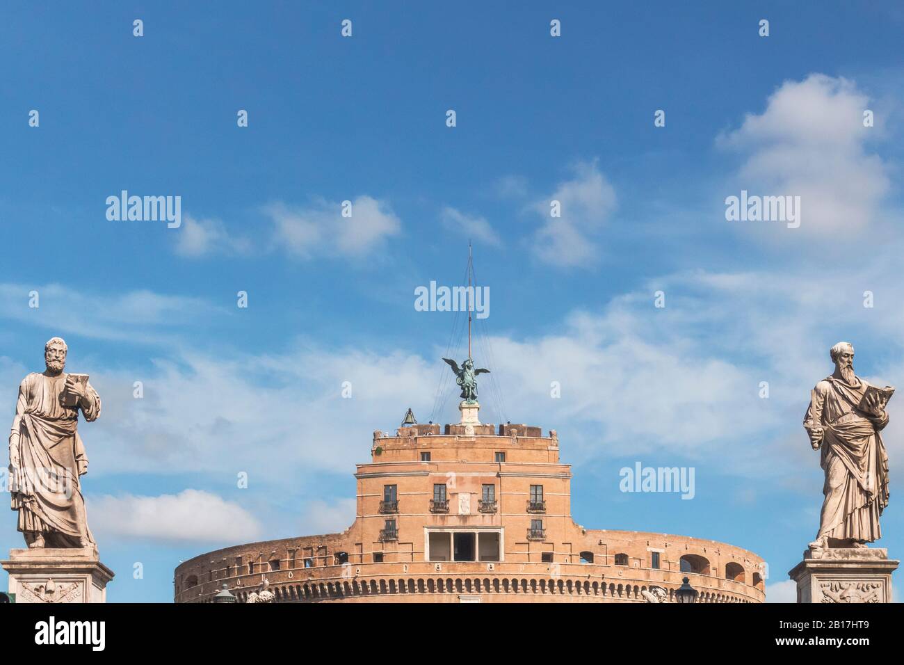 Statues in front building hi-res stock photography and images - Alamy
