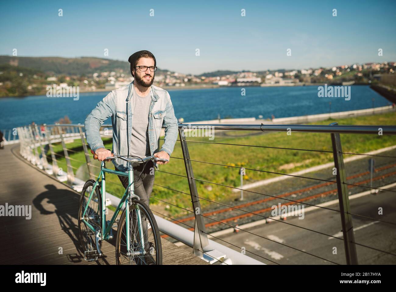 Man commuting bike hi-res stock photography and images - Alamy