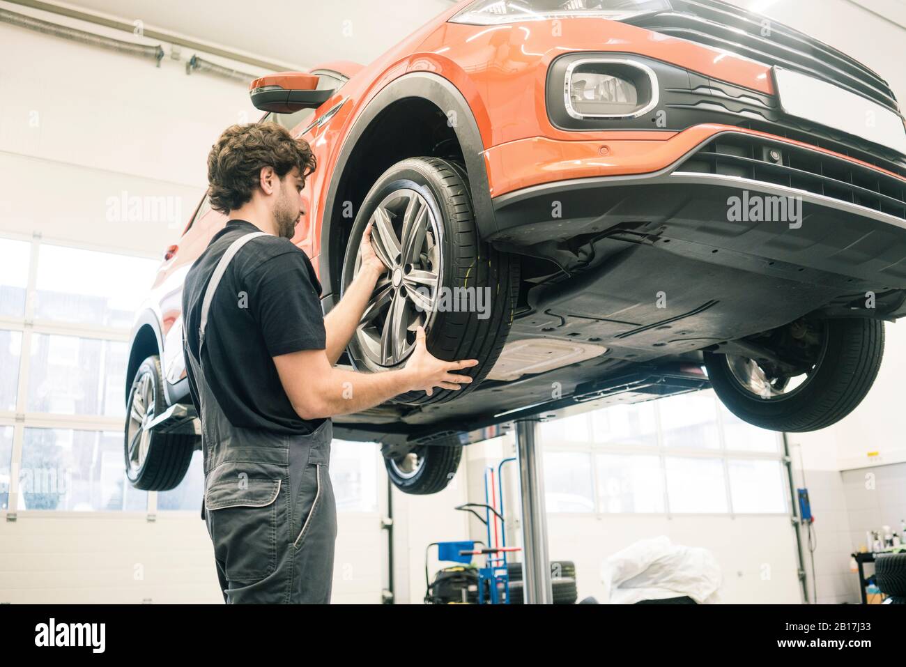 Changing a tyre professional hi-res stock photography and images - Alamy