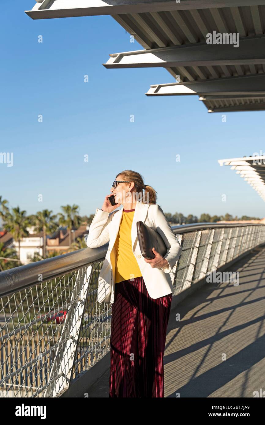 Mobile commuting hi-res stock photography and images - Alamy