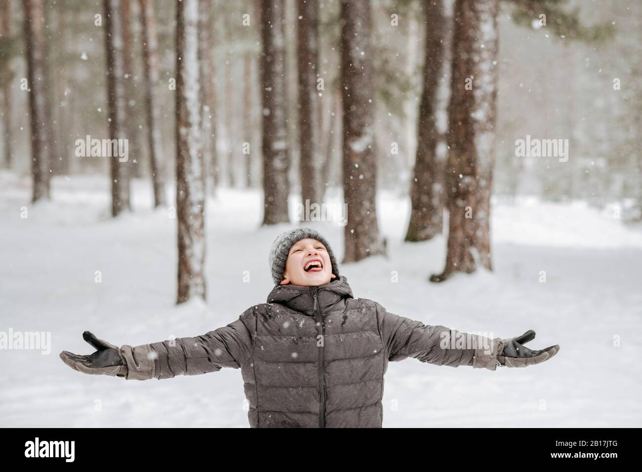 Catching snowflakes hi-res stock photography and images - Alamy