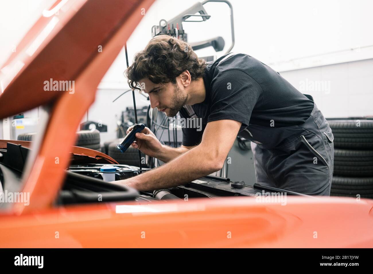Car mechanic in a workshop hi-res stock photography and images - Alamy