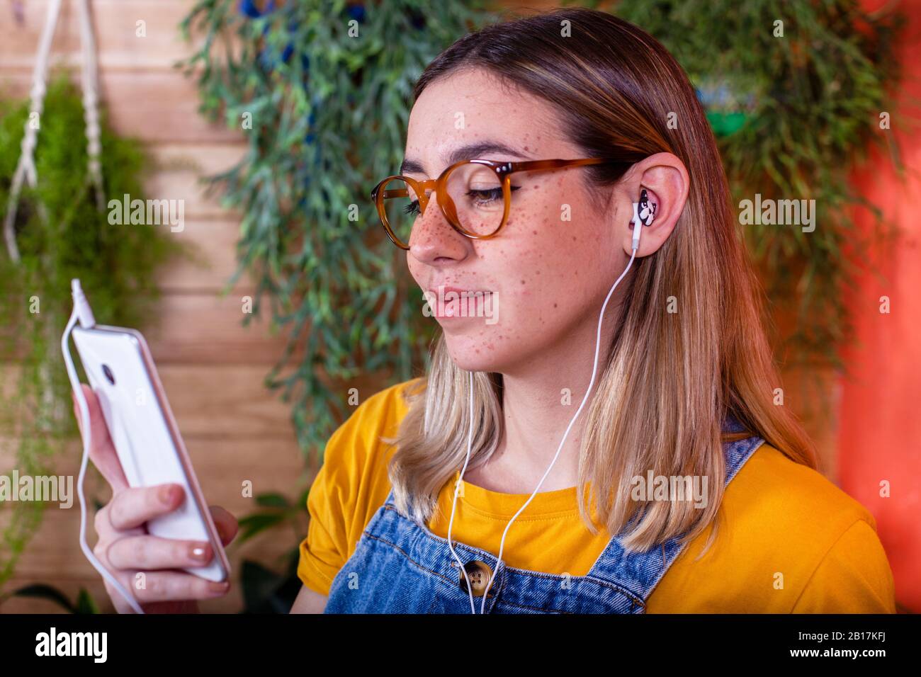 Earphones crowd hi-res stock photography and images - Alamy