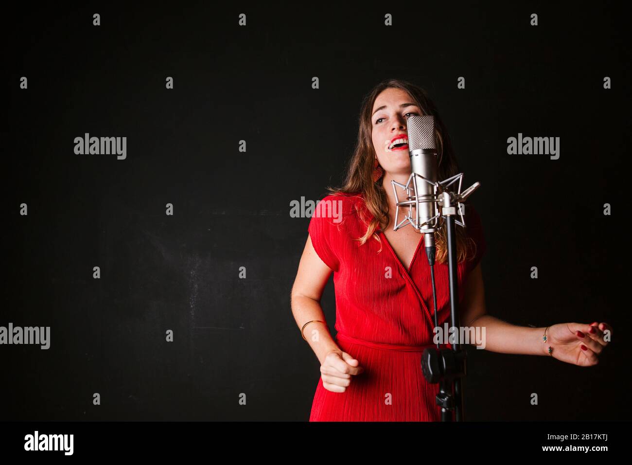 Female singer with red hair hi-res stock photography and images - Alamy