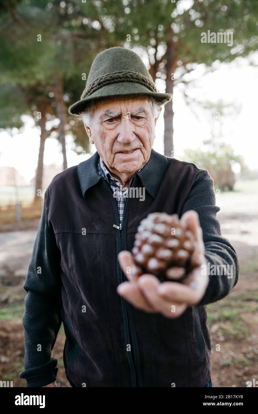 Old man hand hi-res stock photography and images - Alamy