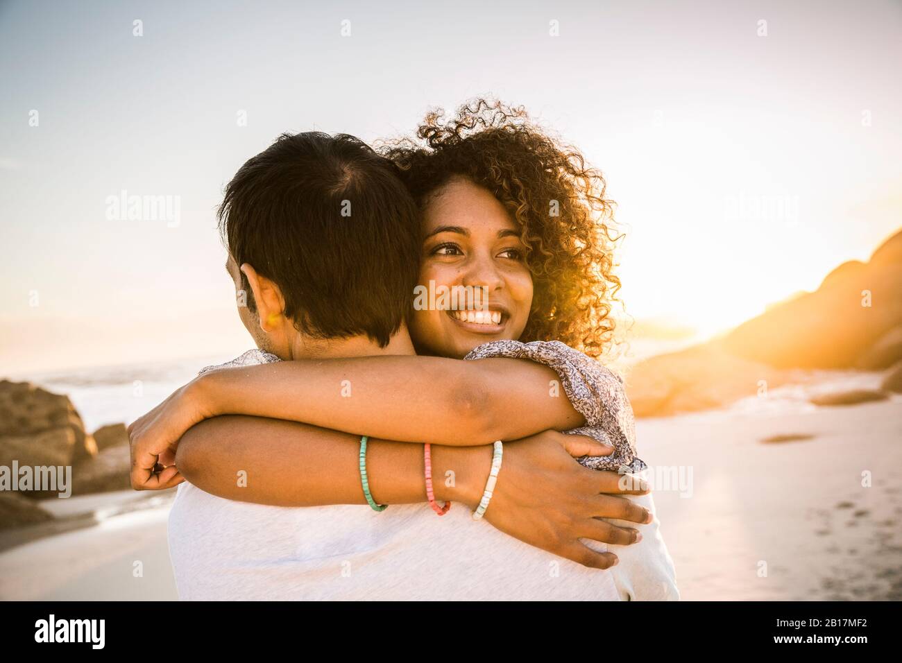 Couple hugging beach sunset hi-res stock photography and images - Alamy