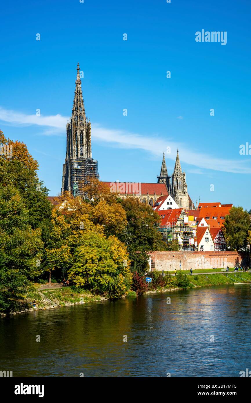 Germany, Baden-Wurttemberg, Ulm, Bank of Danube river with Ulm Minster ...