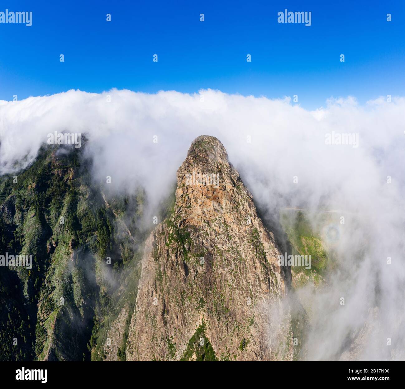 Felsenturm Roque de Agando mit Passatwolken, Monumento Natural de los ...