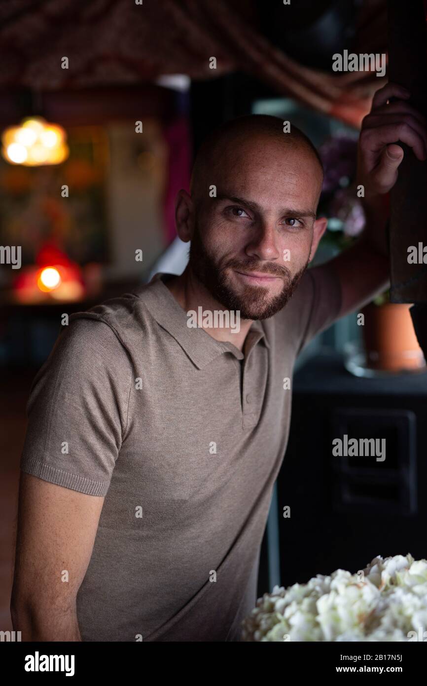 Man leaning at bar hi-res stock photography and images - Alamy