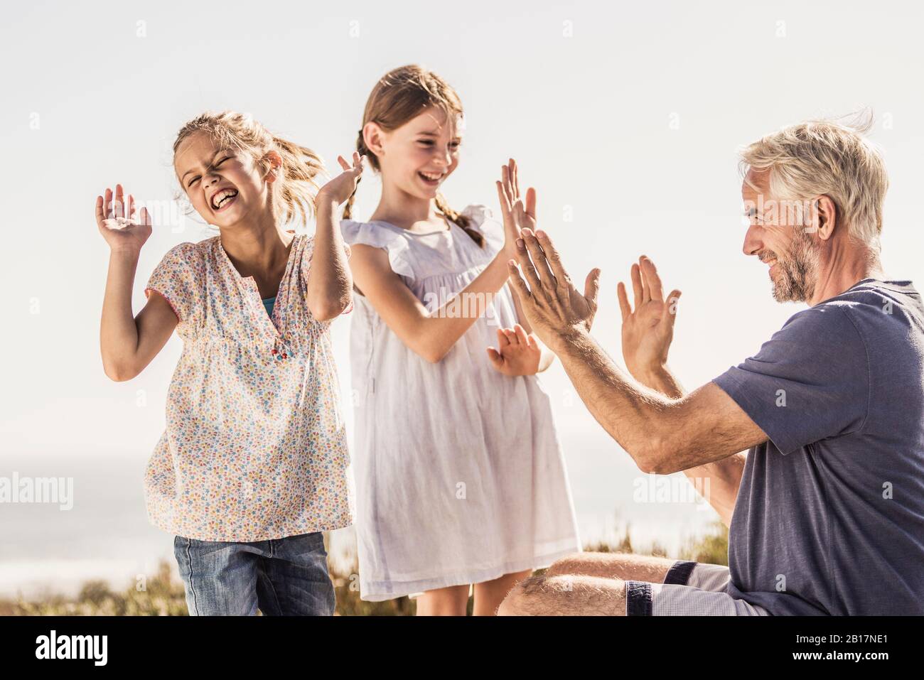 People clapping their hands hi-res stock photography and images - Alamy