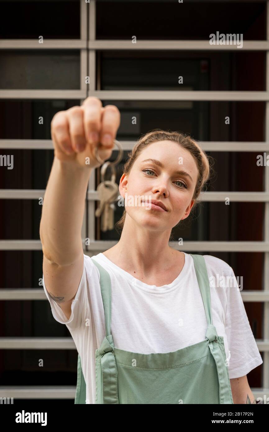 Woman holding key ring with keys hi-res stock photography and images ...