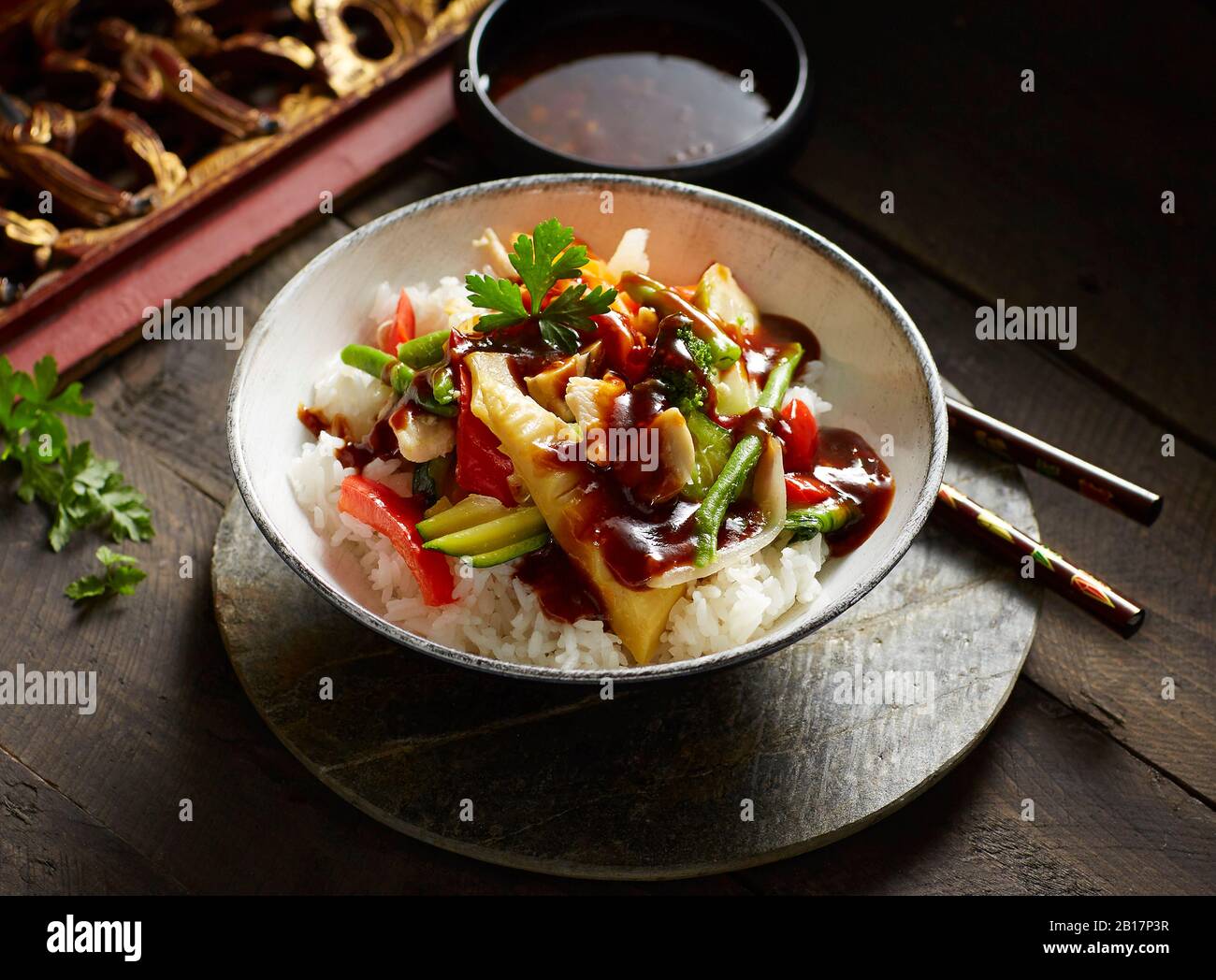 Bowl of Chinese rice with chicken meat and various vegetables Stock ...