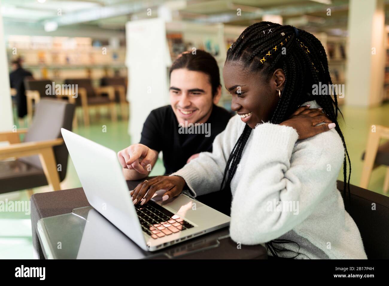 Students using computer library hi-res stock photography and images - Alamy