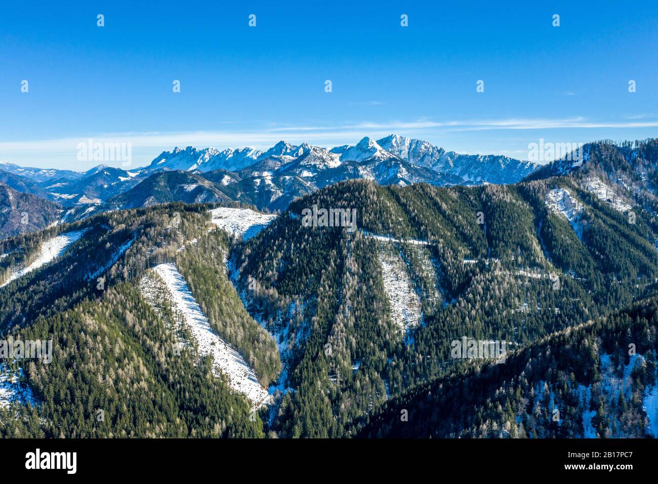 Forested mountain range hi-res stock photography and images - Alamy