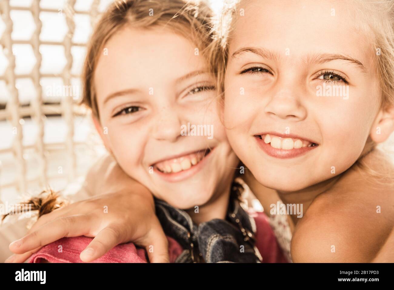 Girls happy best friends hi-res stock photography and images - Alamy