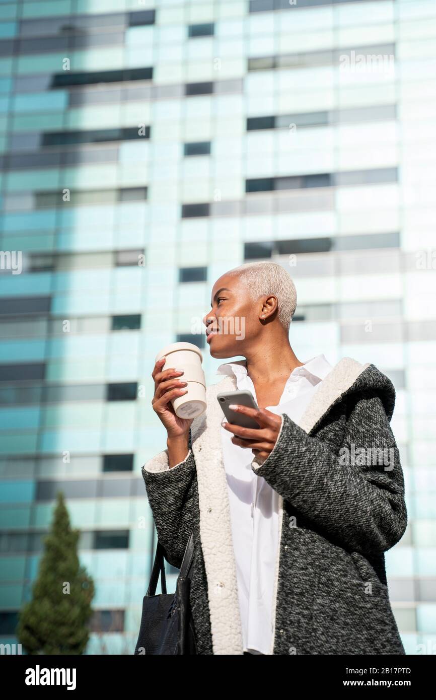 Woman carrying coffee cups hi-res stock photography and images - Alamy