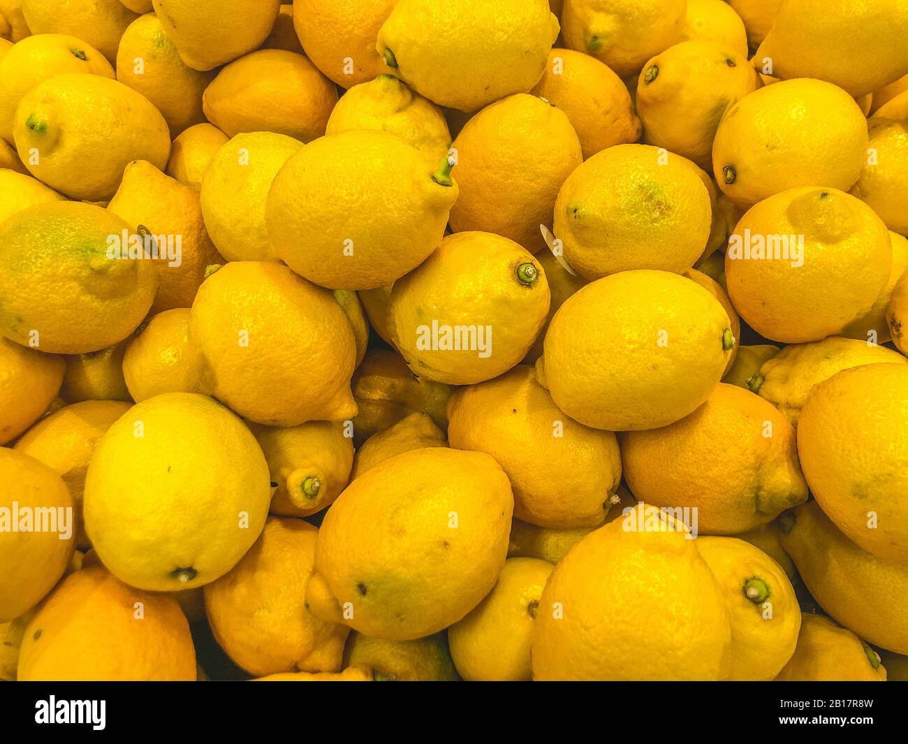 A group of lemons for sale at local supermarket Stock Photo - Alamy