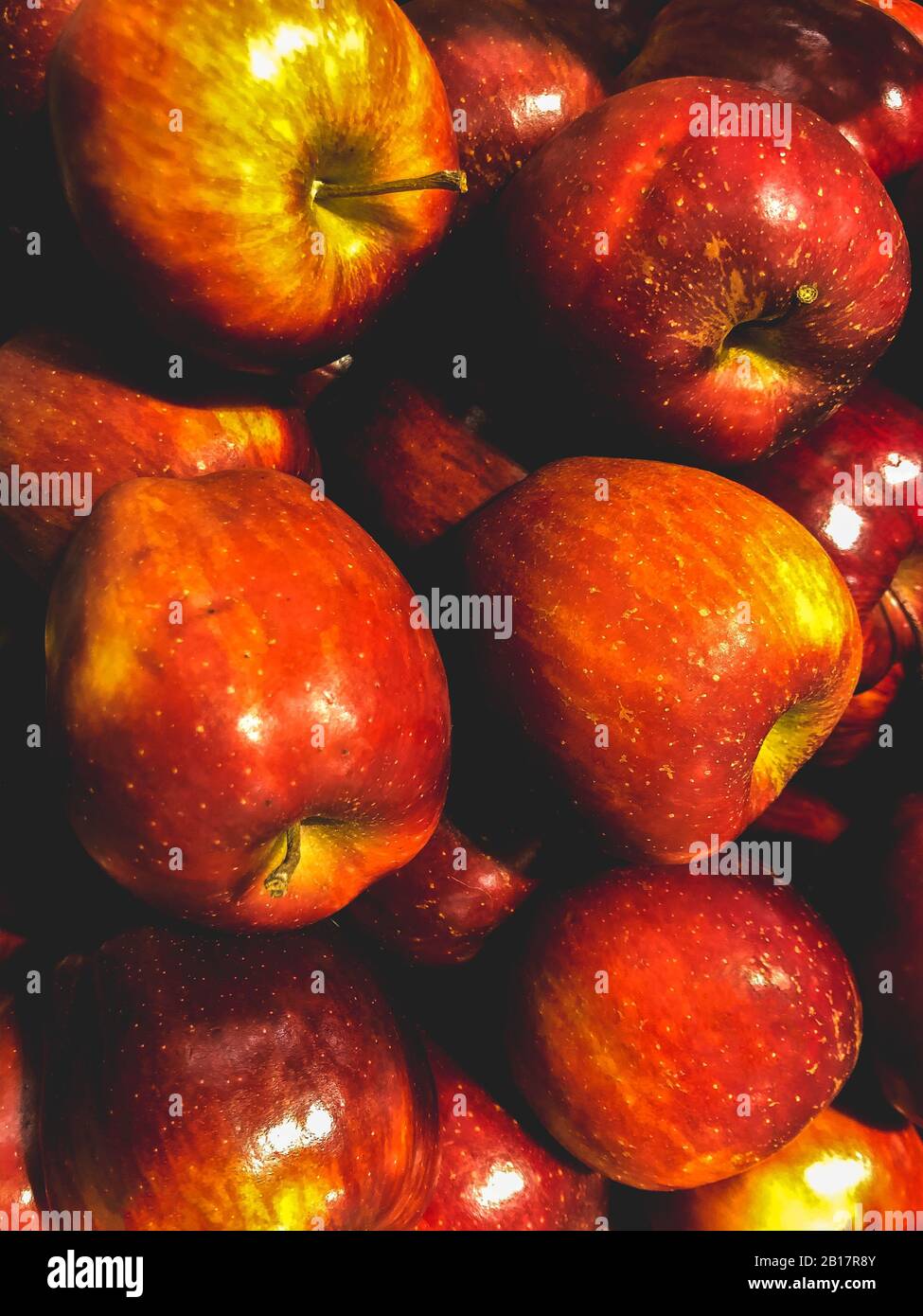 A group of apples for sale at local supermarket Stock Photo - Alamy