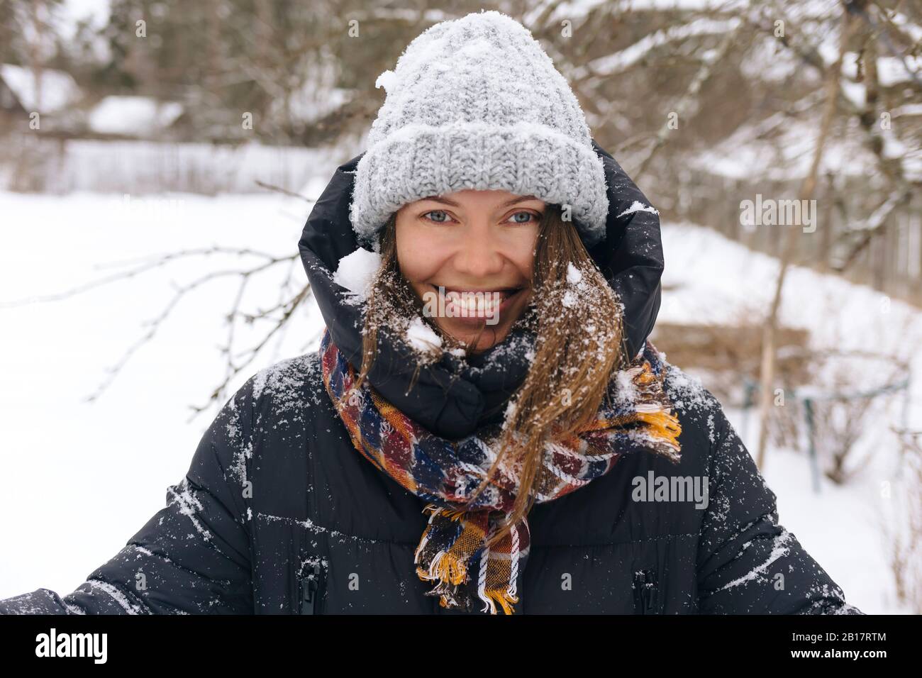 Women snowfall hi-res stock photography and images - Alamy