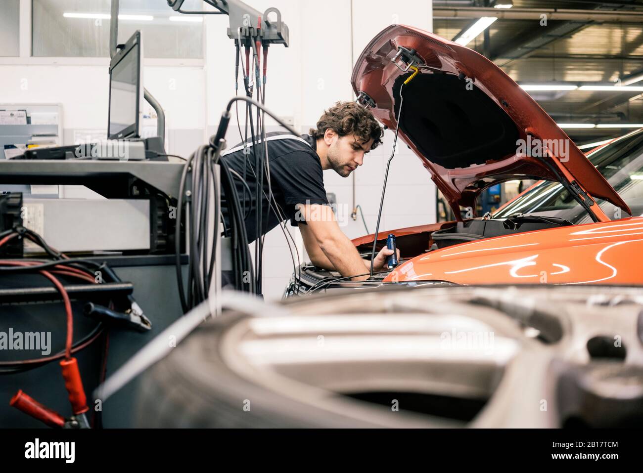 Car mechanic in a workshop hi-res stock photography and images - Alamy