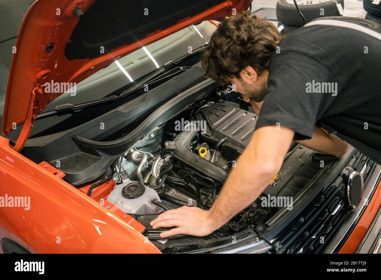 Car mechanic in a workshop hi-res stock photography and images - Alamy