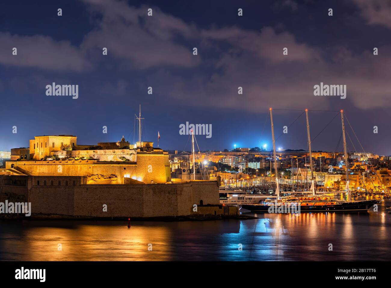 Fort st angelo vittoriosa yacht marina grand harbour night hi-res stock ...