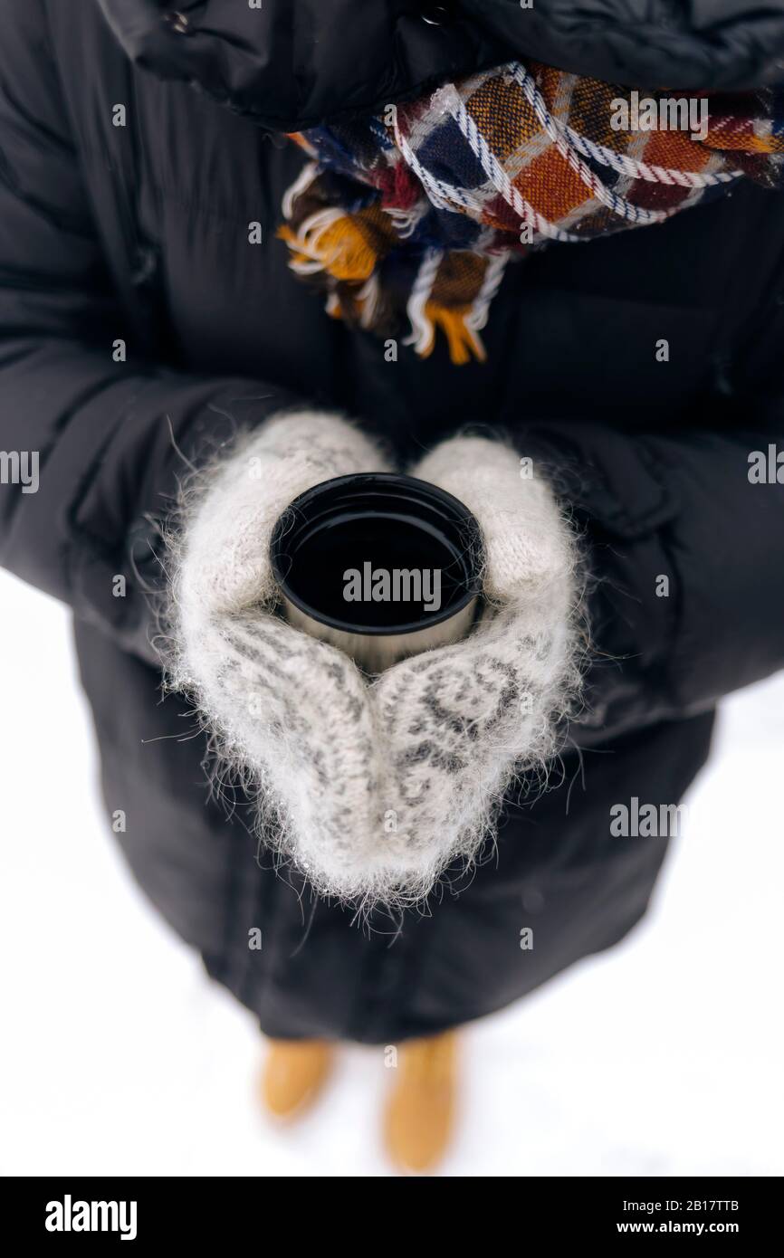 Hands holding mug hi-res stock photography and images - Alamy