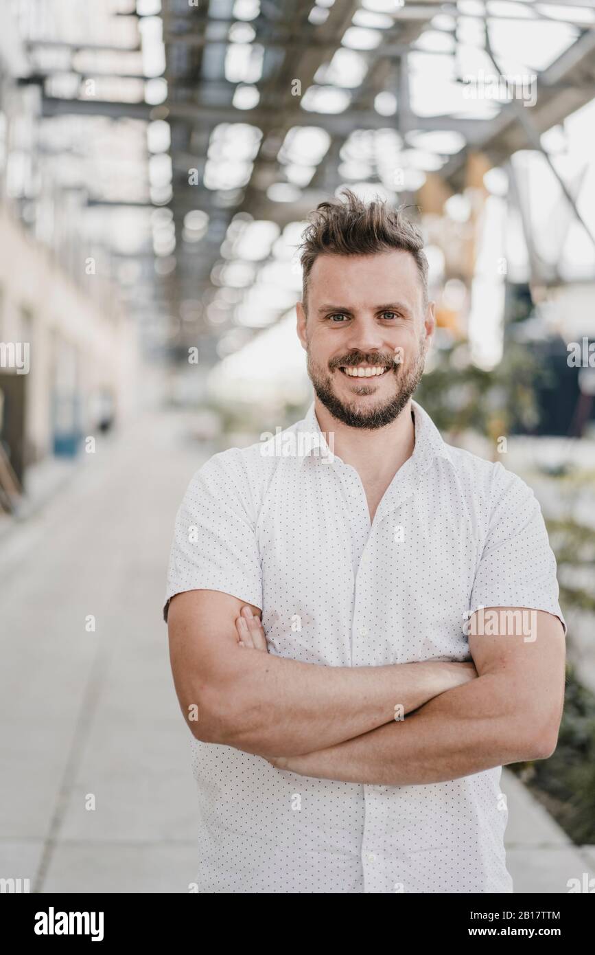 Smiling man crossed arms hi-res stock photography and images - Alamy