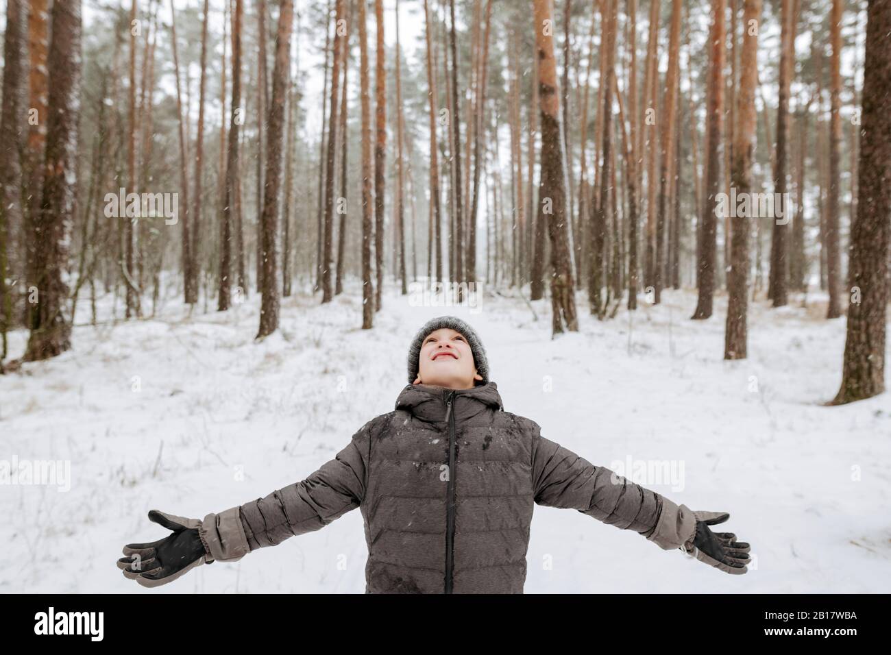 Catching snowflakes hi-res stock photography and images - Alamy