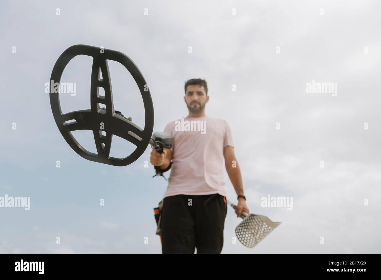 Man with metal detector hi-res stock photography and images - Alamy