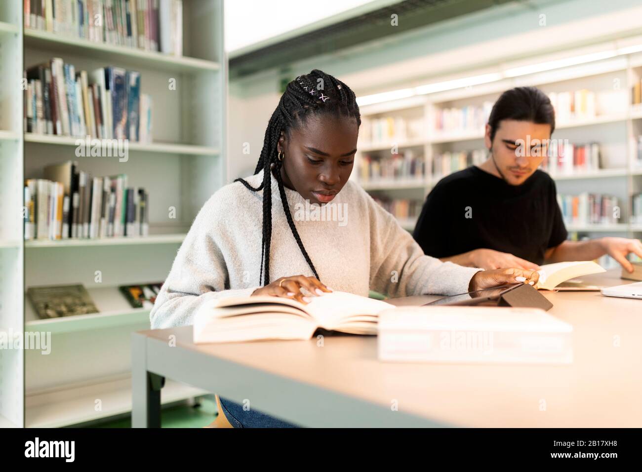 Students reading together african hi-res stock photography and images ...
