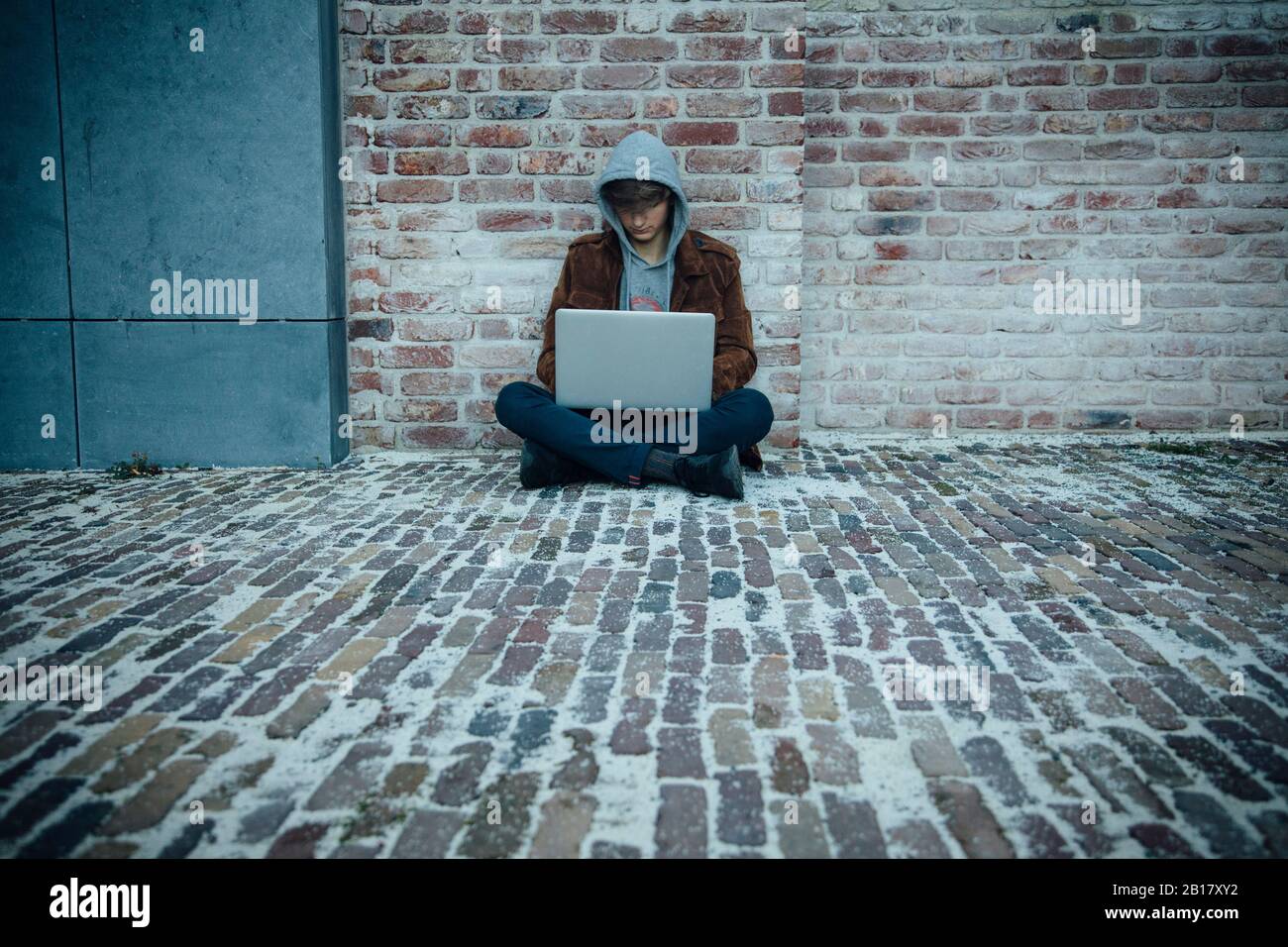 Teenager using a computer hi-res stock photography and images - Alamy
