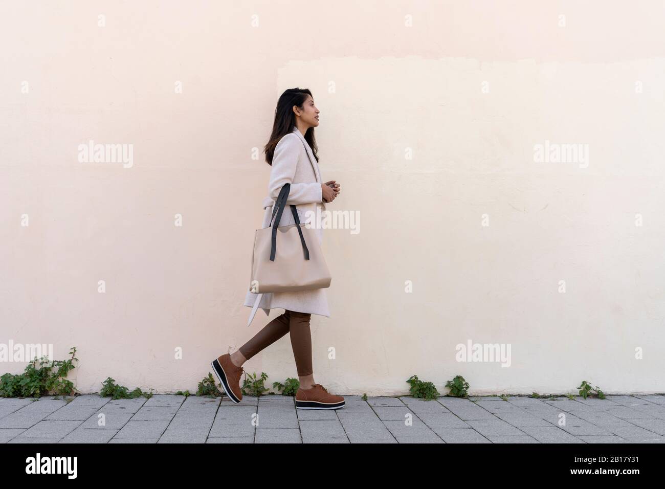 Woman commuter walking hi-res stock photography and images - Alamy