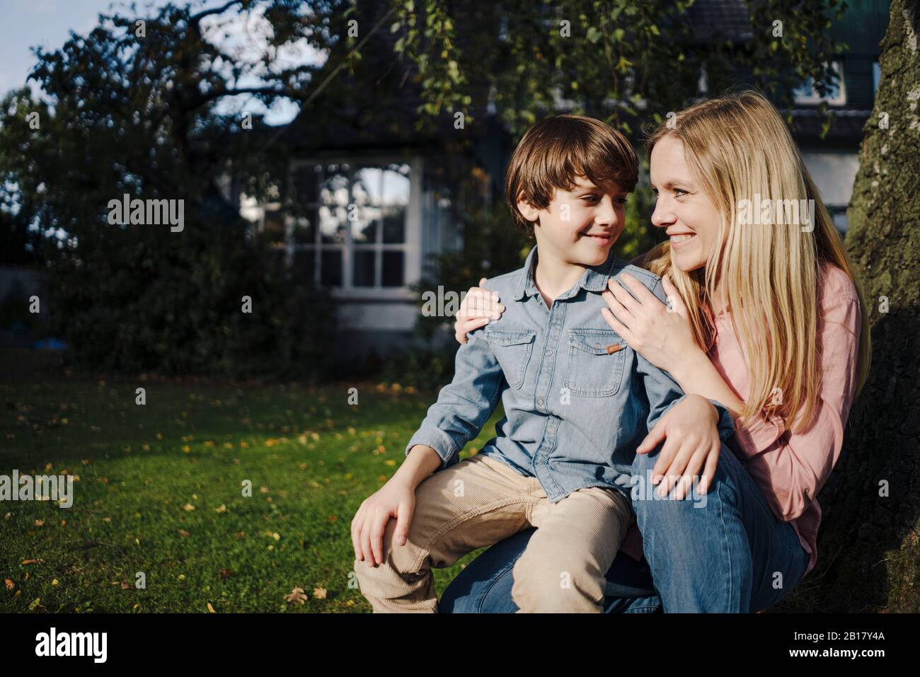 People crouch eyes hi-res stock photography and images - Alamy