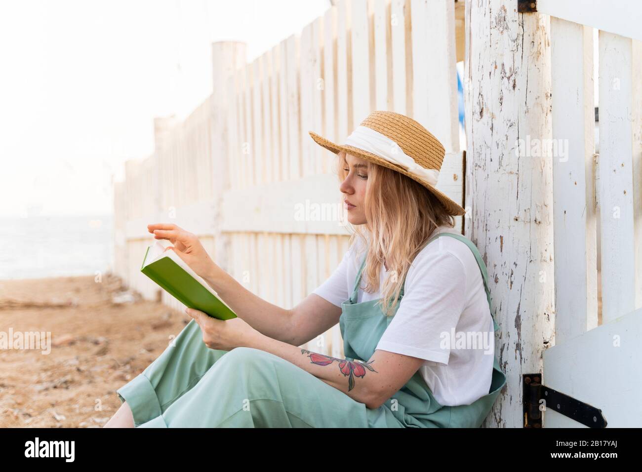 Book on the beach hi-res stock photography and images - Alamy