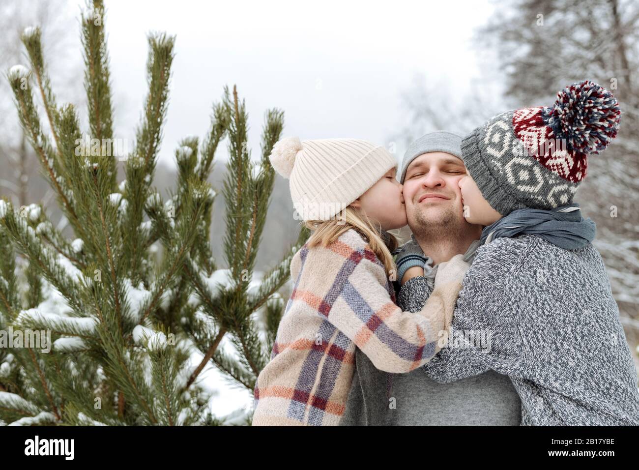 Kids in tree hi-res stock photography and images - Alamy