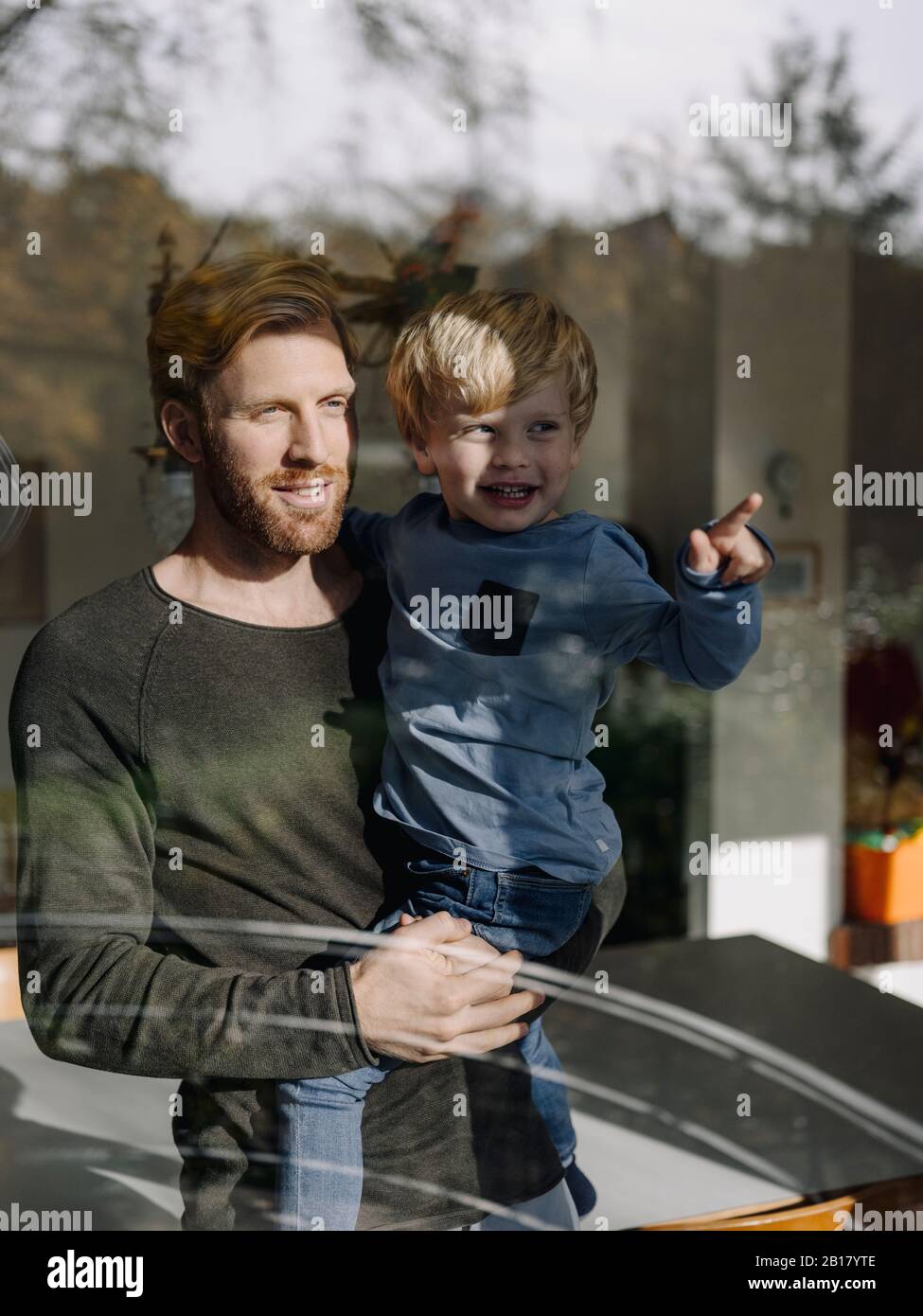 Father son looking out window hi-res stock photography and images - Alamy