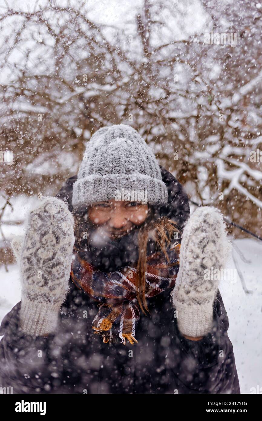 Women snowfall hi-res stock photography and images - Alamy