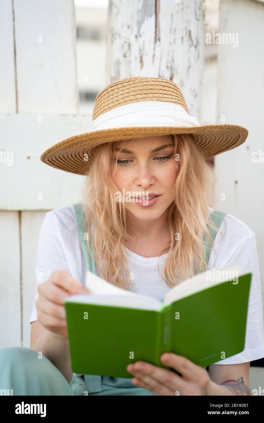 Reading seaside hi-res stock photography and images - Alamy