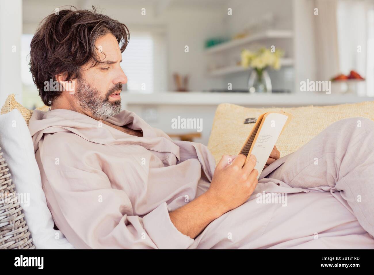 Man relaxed reading hi-res stock photography and images - Alamy