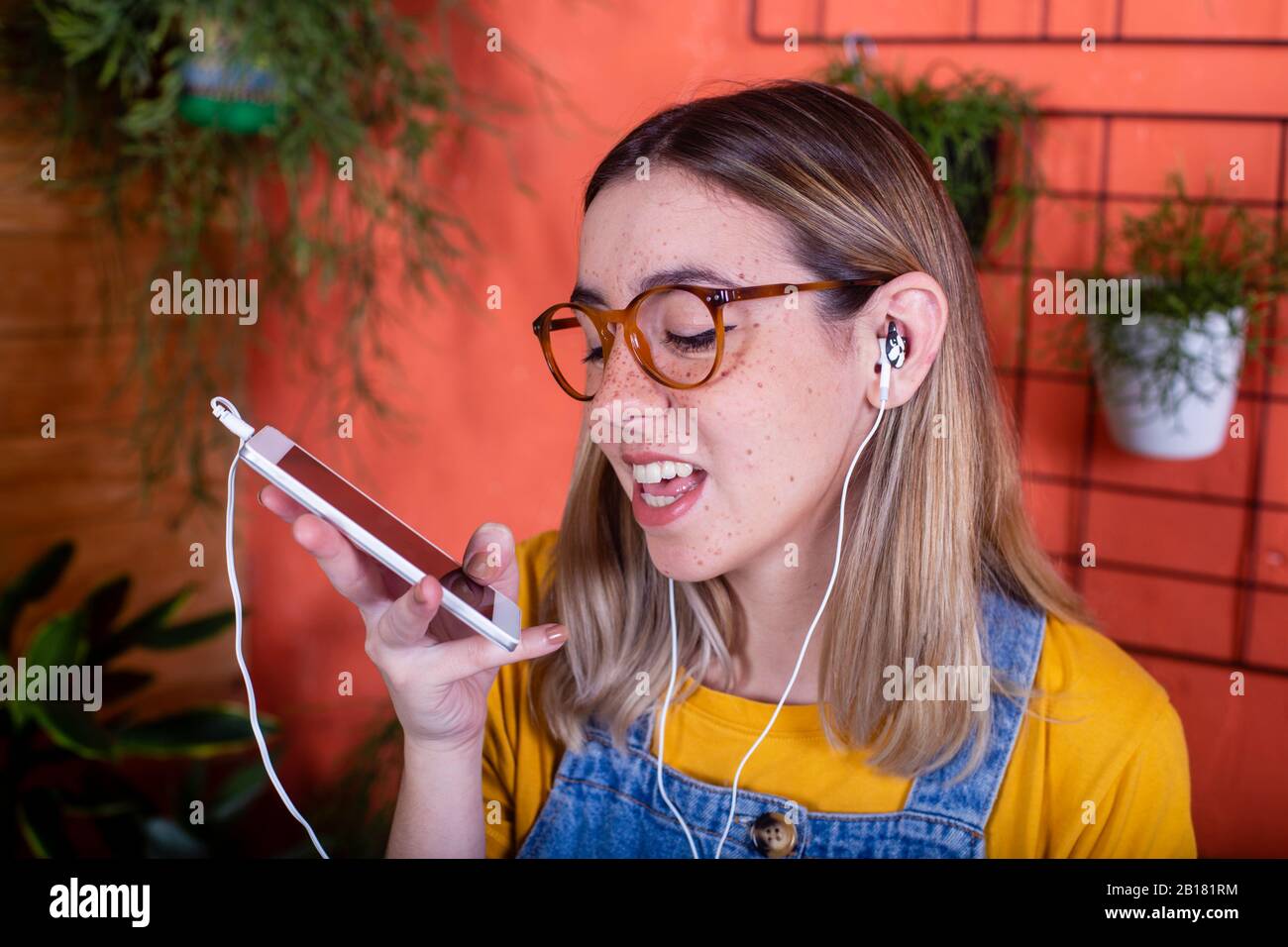 Crowd all using smartphones hi-res stock photography and images - Alamy