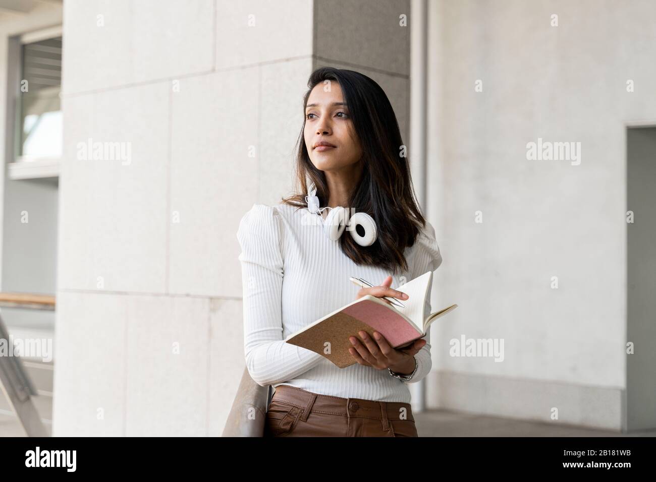 Note taking outdoors hi-res stock photography and images - Alamy