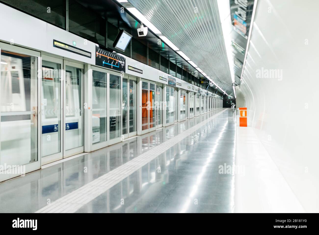Safe platform doors hi-res stock photography and images - Alamy
