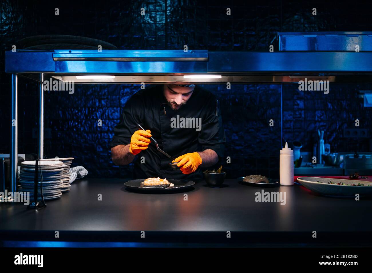 Chef with dish hi-res stock photography and images - Alamy