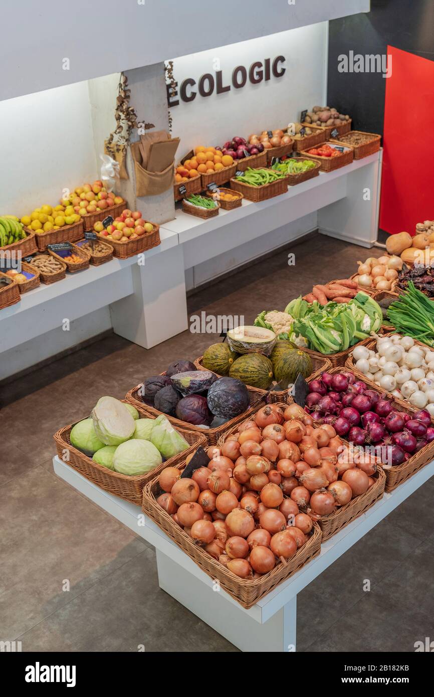 Fruit and vegetables in organic shop Stock Photo - Alamy
