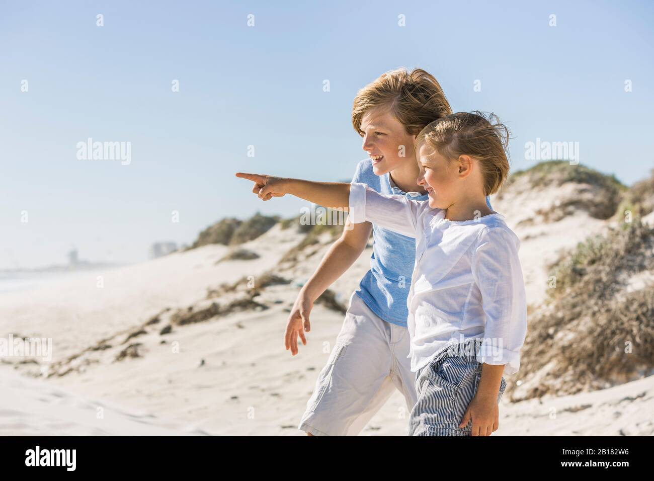 Boy pointing to distance hi-res stock photography and images - Alamy