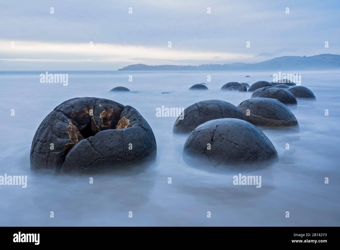 Round stones hi-res stock photography and images - Alamy