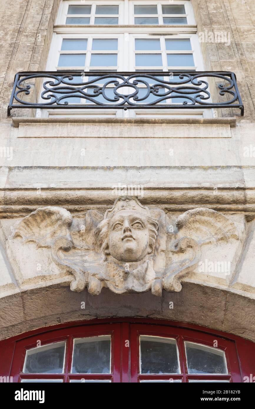 Entrance to residential building hi-res stock photography and images ...